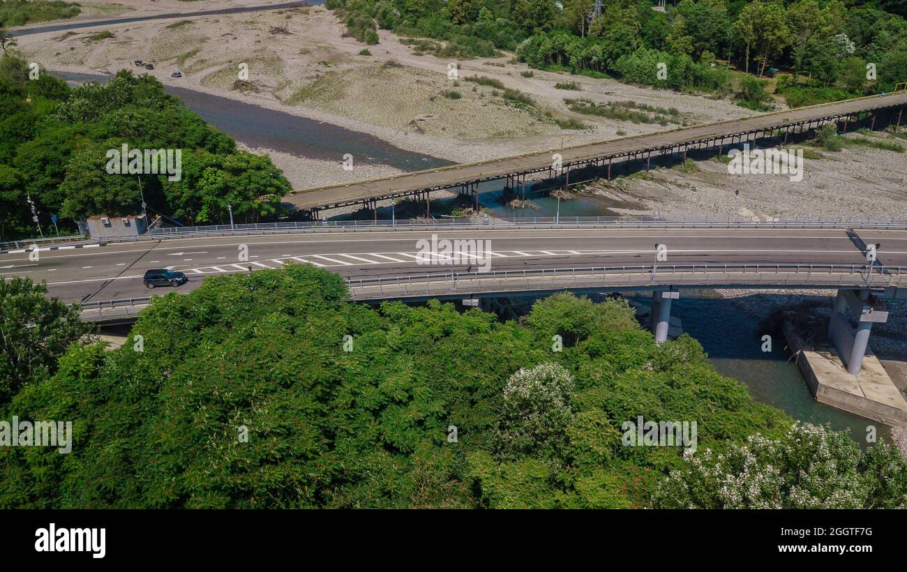 4k aerial view overhead bridge hi-res stock photography and images - Alamy