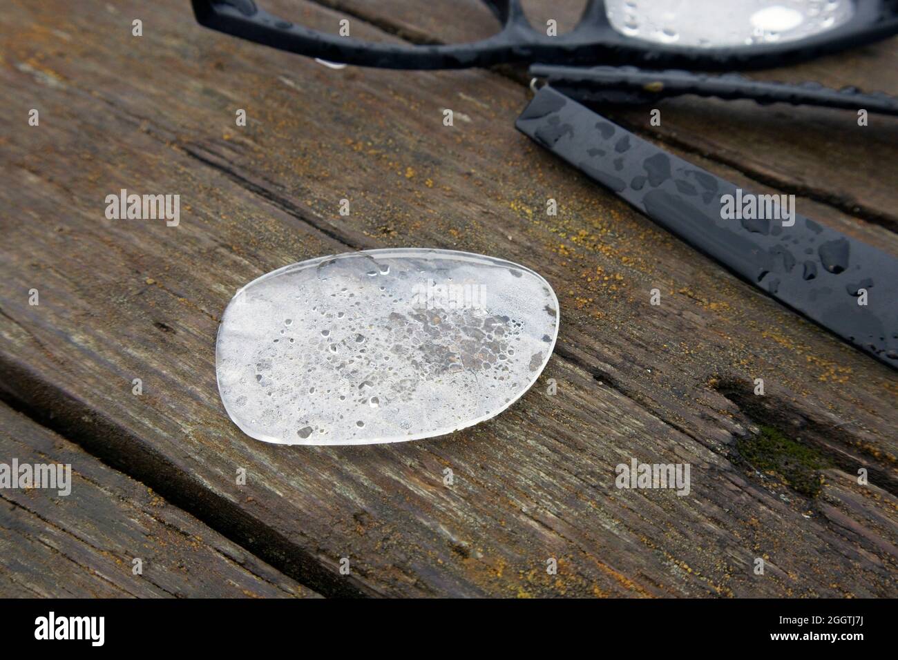 Broken eyeglasses hi-res stock photography and images - Alamy