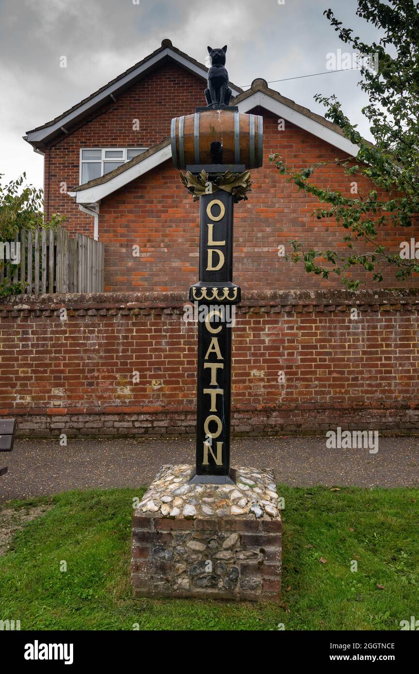 Cat on the barrel Old Catton village sign Stock Photo - Alamy