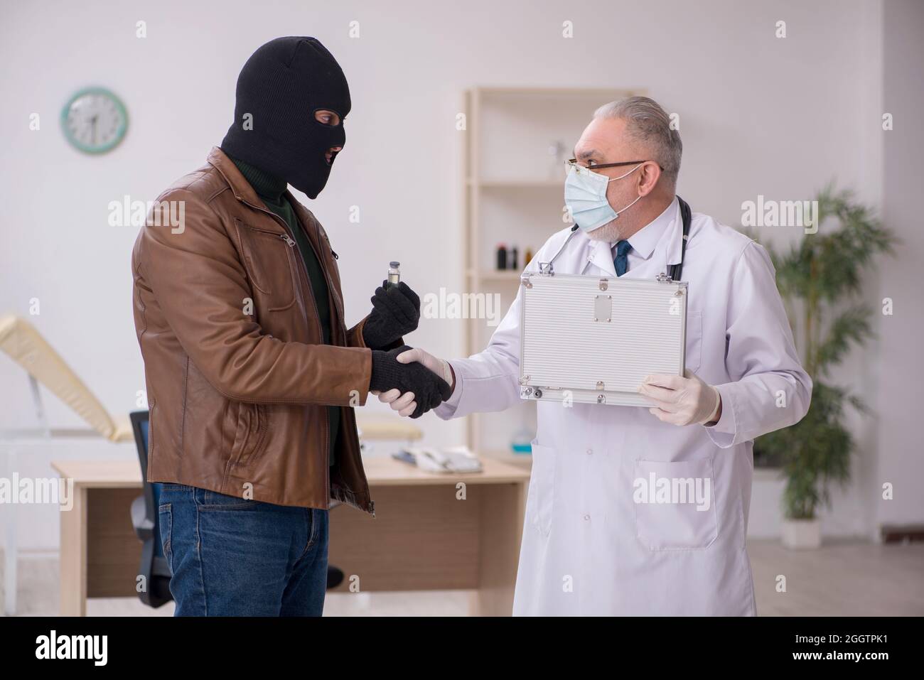 Doctor spying hi-res stock photography and images - Alamy