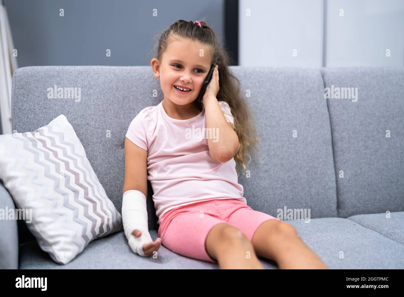 Arm cast girl hi-res stock photography and images - Alamy