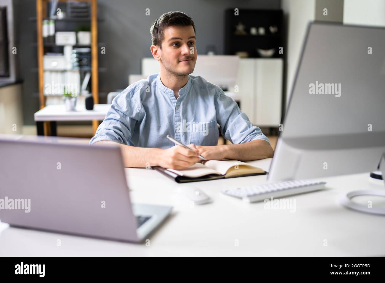 Virtual Online Training Lecture And Coaching Meeting Stock Photo - Alamy