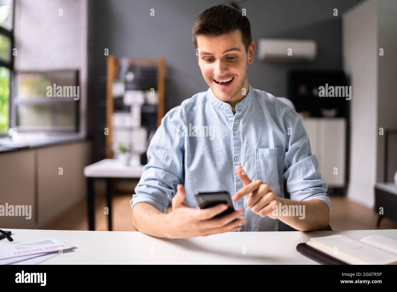 Stock market trader hi-res stock photography and images - Alamy