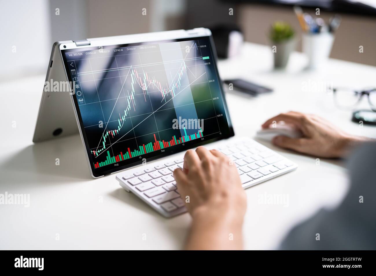 Online trading hi-res stock photography and images - Alamy