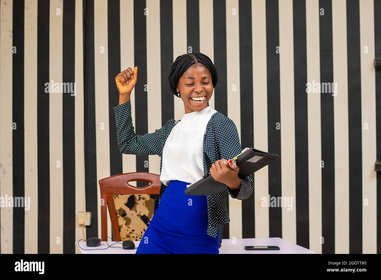 Office worker carrying paperwork in the office Stock Photo - Alamy