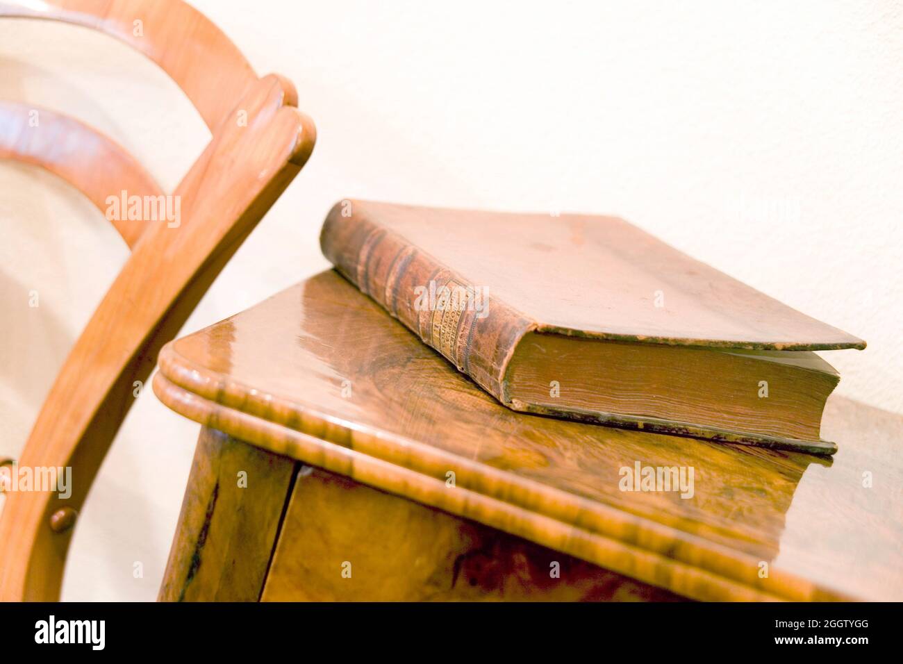 Old book shelf hi-res stock photography and images - Alamy