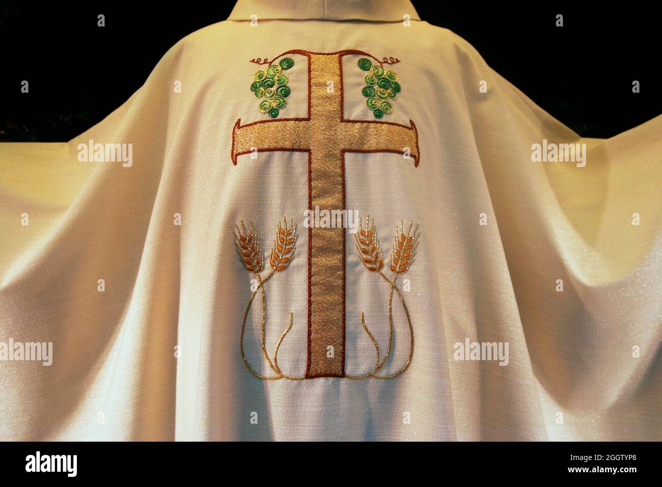 Priest praying catholic hi-res stock photography and images - Alamy