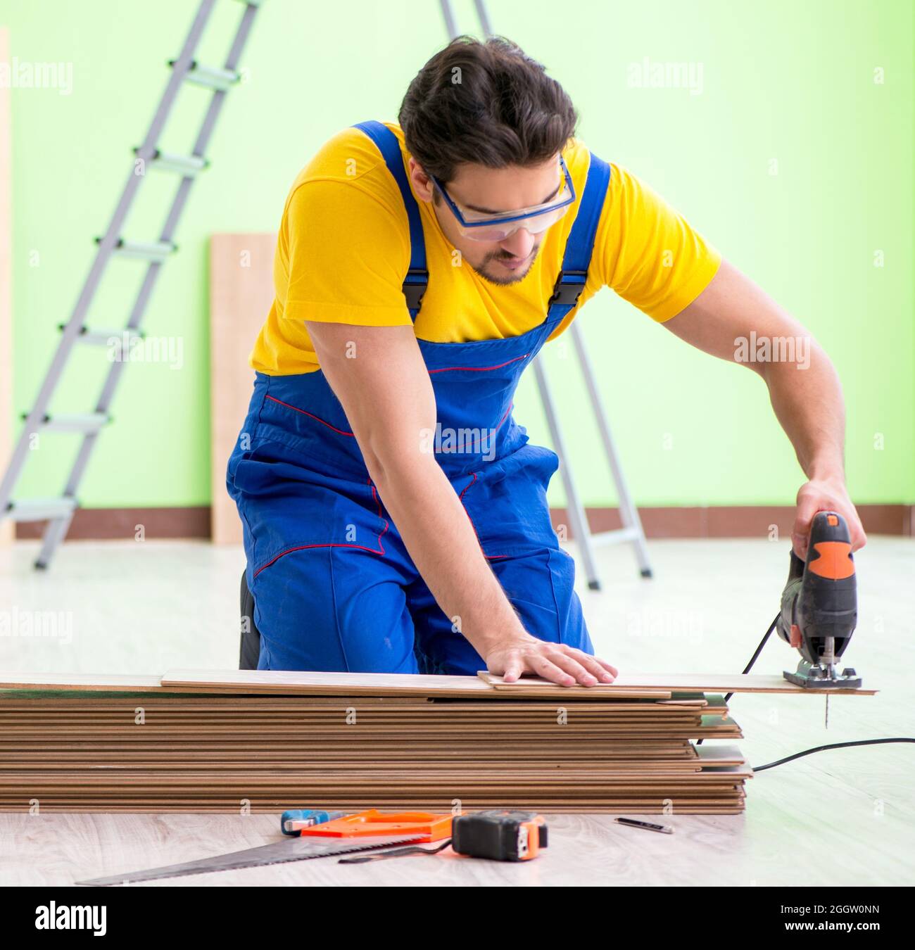 Professional carpenter fixing circular saw hi-res stock photography and ...