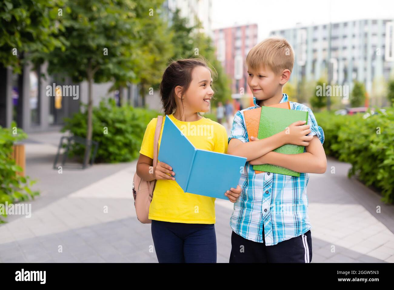 Primary school pupils break time hi-res stock photography and images ...