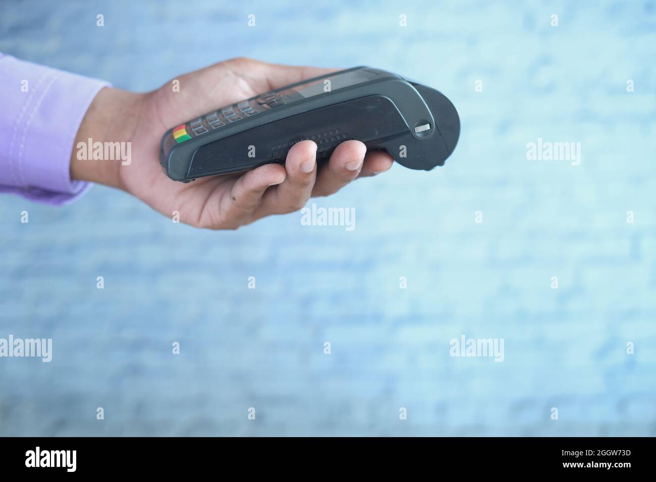 hand holding pos machine close up Stock Photo - Alamy