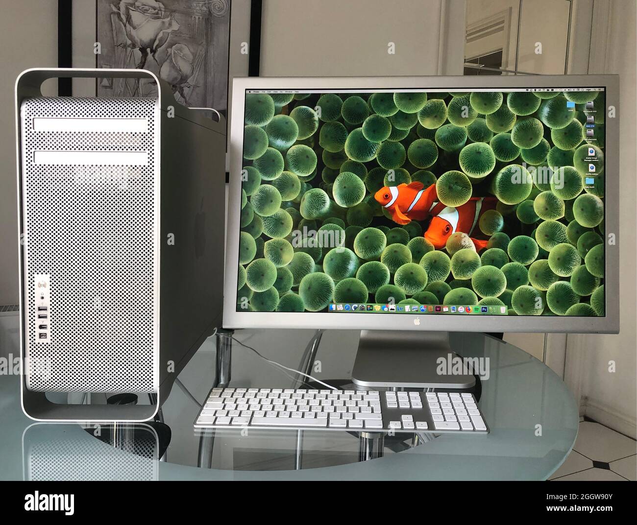 Mac Pro computer system Stock Photo - Alamy