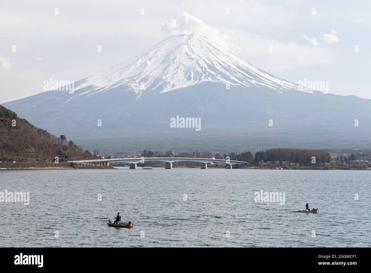 Tremendous view of a beautiful Mount Fuji and a lake in Fujisan, Japan ...