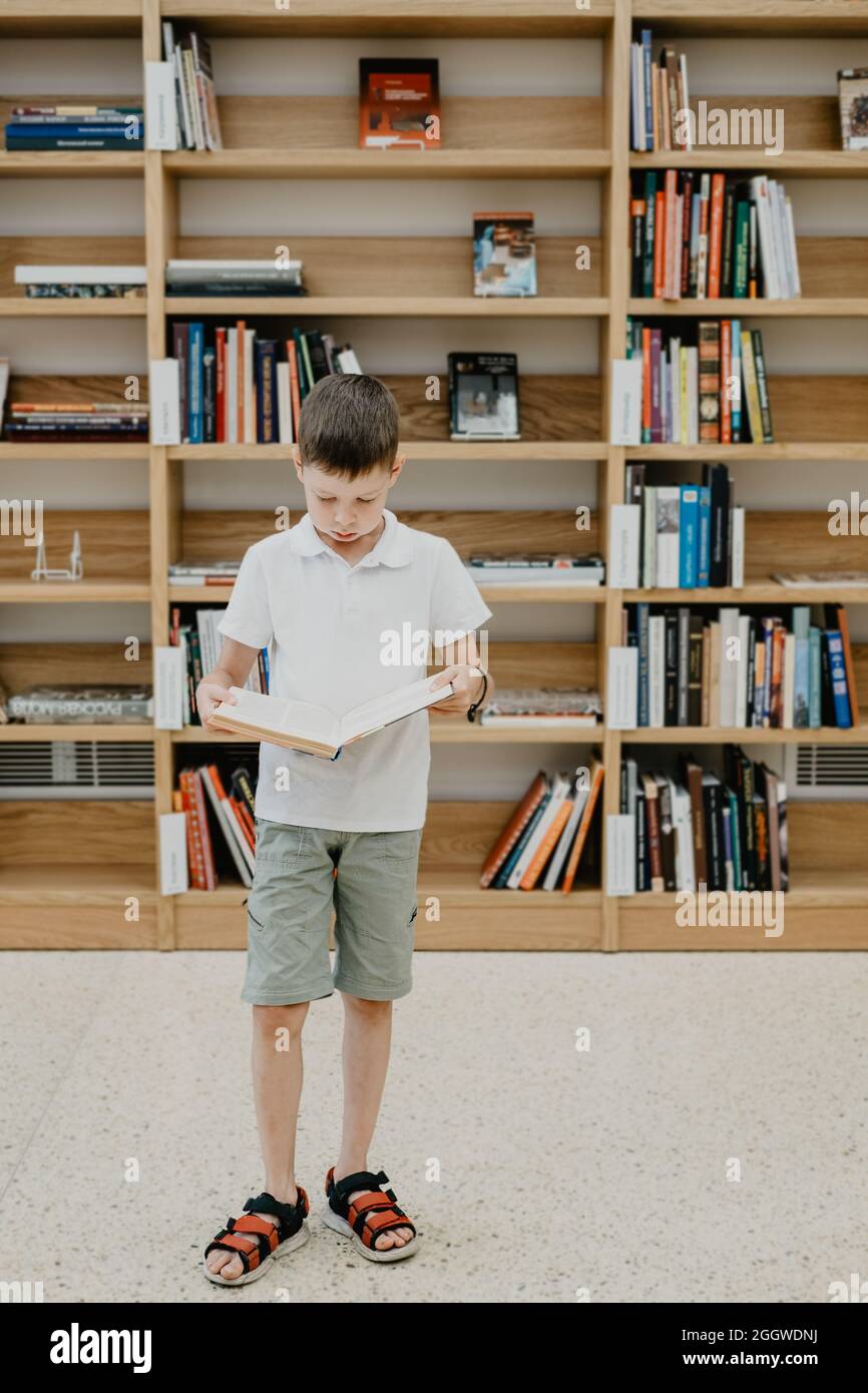 Boy book library hi-res stock photography and images - Alamy