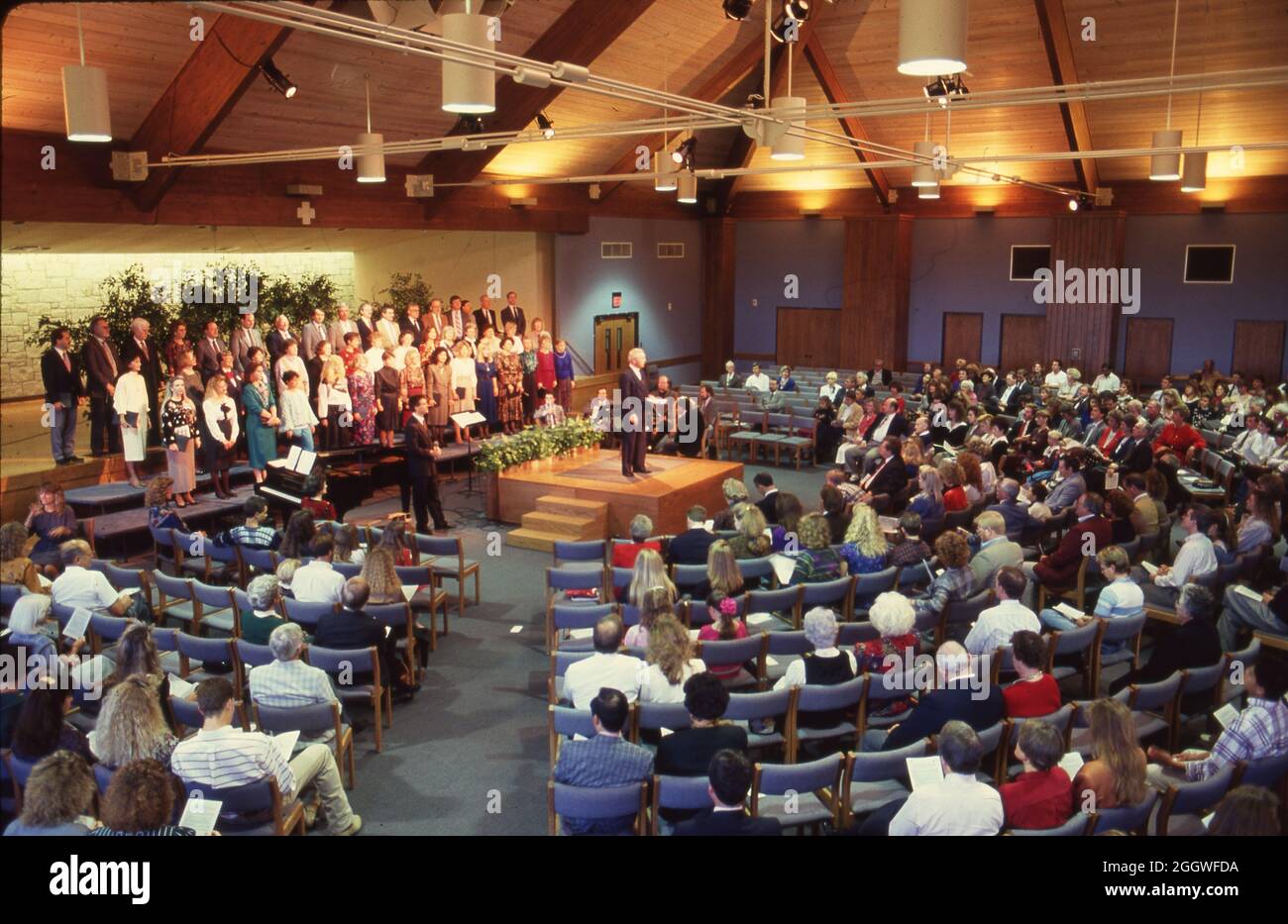 ©1992 Religion in Texas: Riverbend Baptist Church services in Austin ...