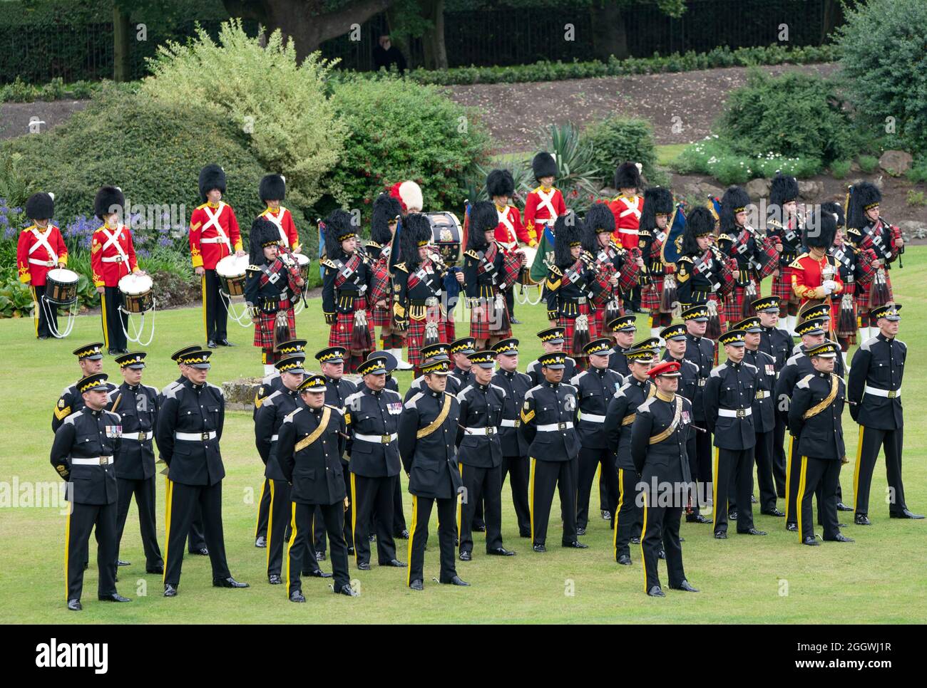 Royal dragoon guards pipes and drums of the royal dragoon hi-res stock ...