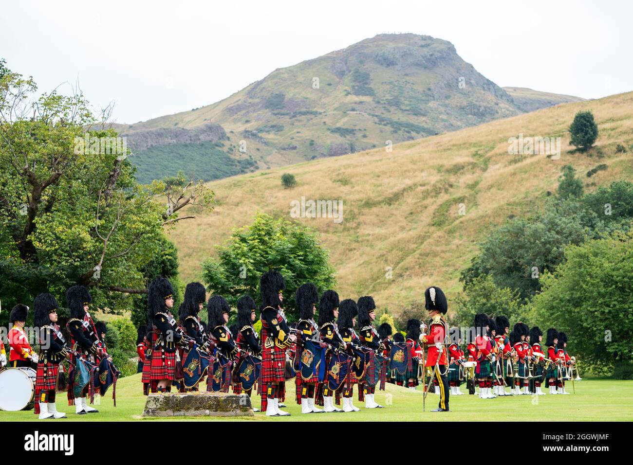 Royal dragoon guards pipes and drums of the royal dragoon hi-res stock ...