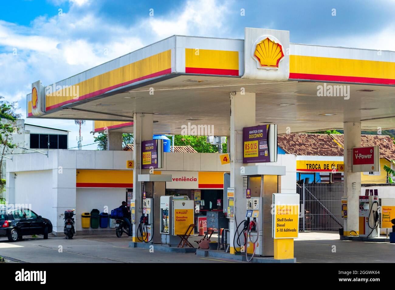 Shell gas station sign hi-res stock photography and images - Alamy