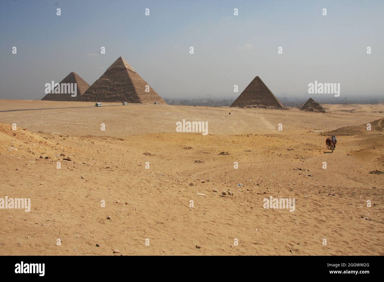 View of the Great Pyramids of Giza Stock Photo - Alamy