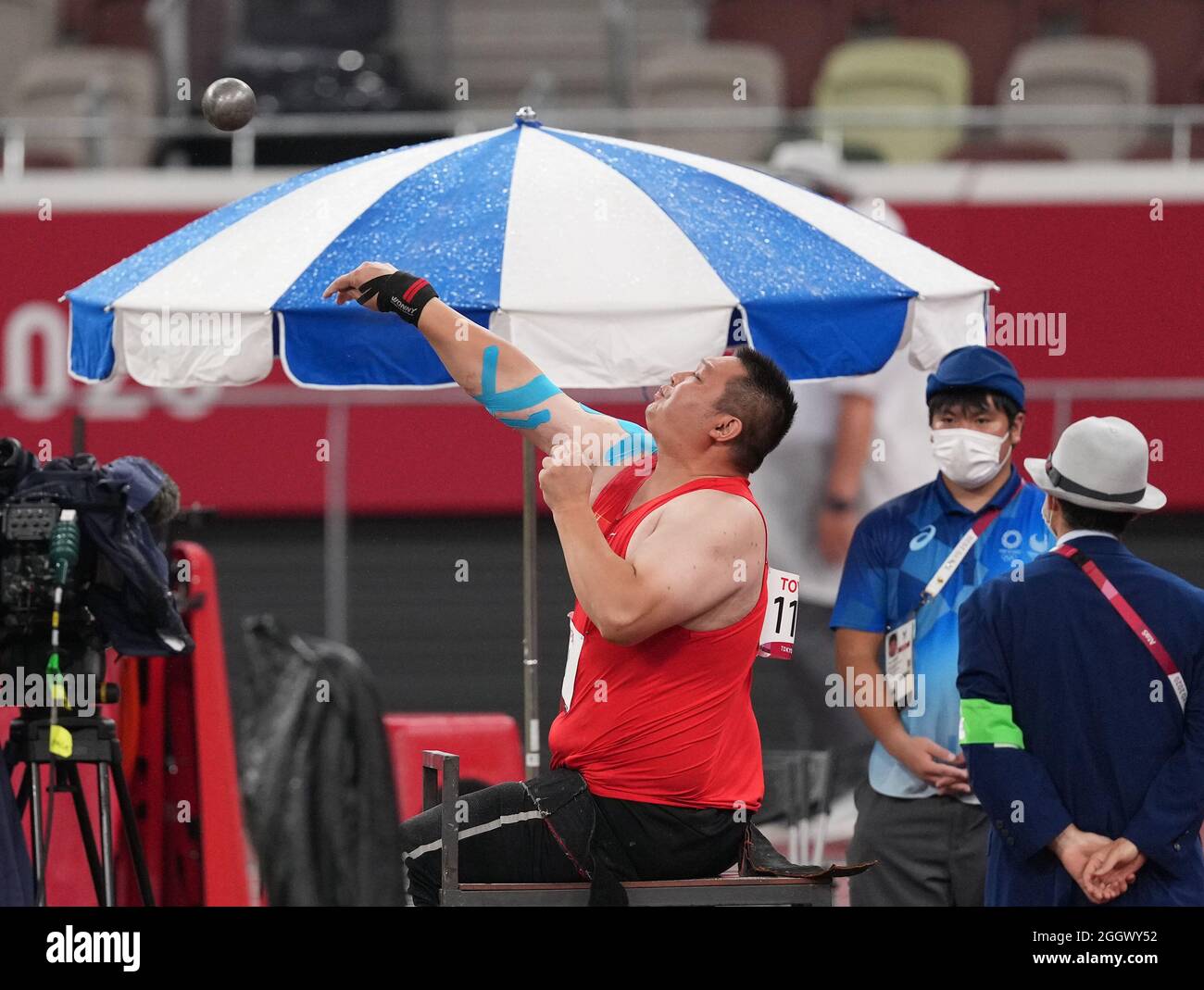 Mens shot put f57 hi-res stock photography and images - Alamy