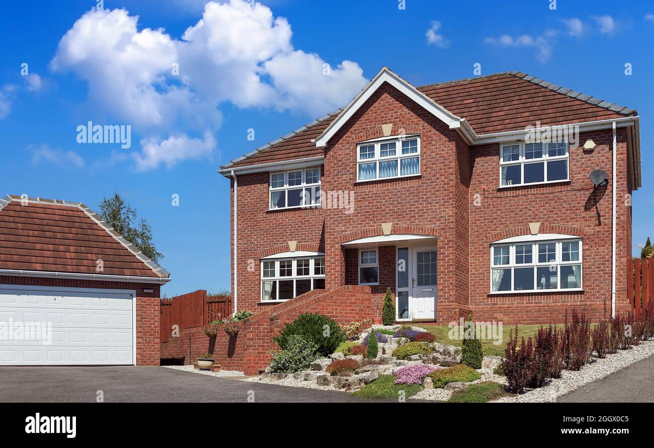 Uk detached house garage garden hi-res stock photography and images - Alamy