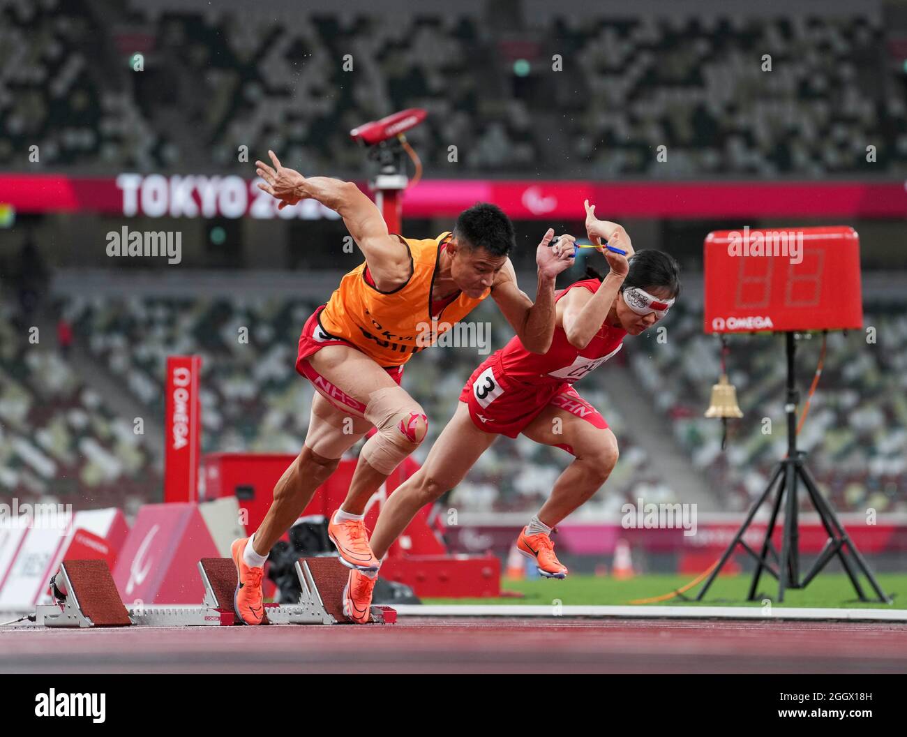 (210903) -- TOKYO, Sept. 3, 2021 (Xinhua) -- Liu Cuiqing (R) of China ...