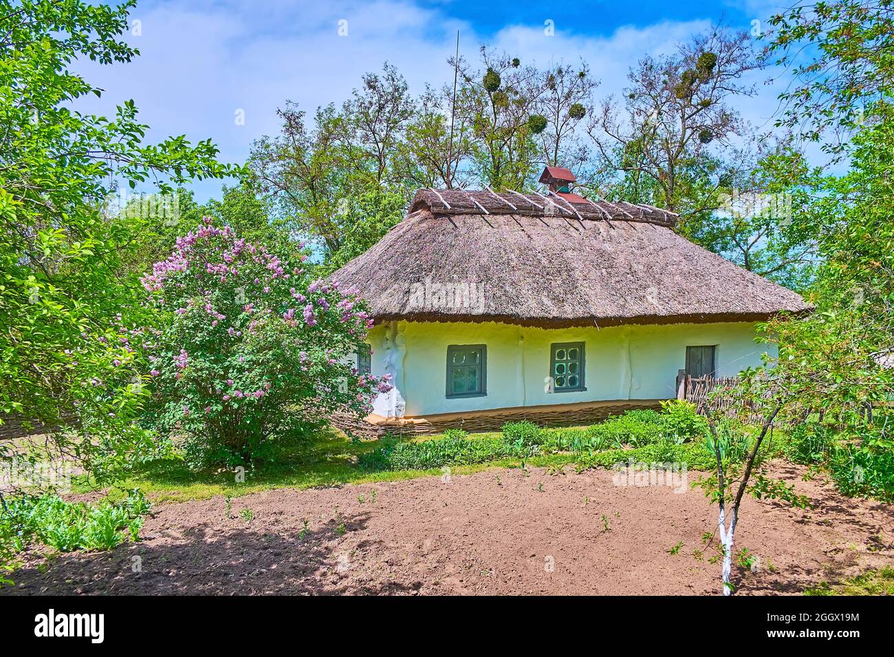 PEREIASLAV, UKRAINE - MAY 22, 2021: The small whitewashed hata house ...