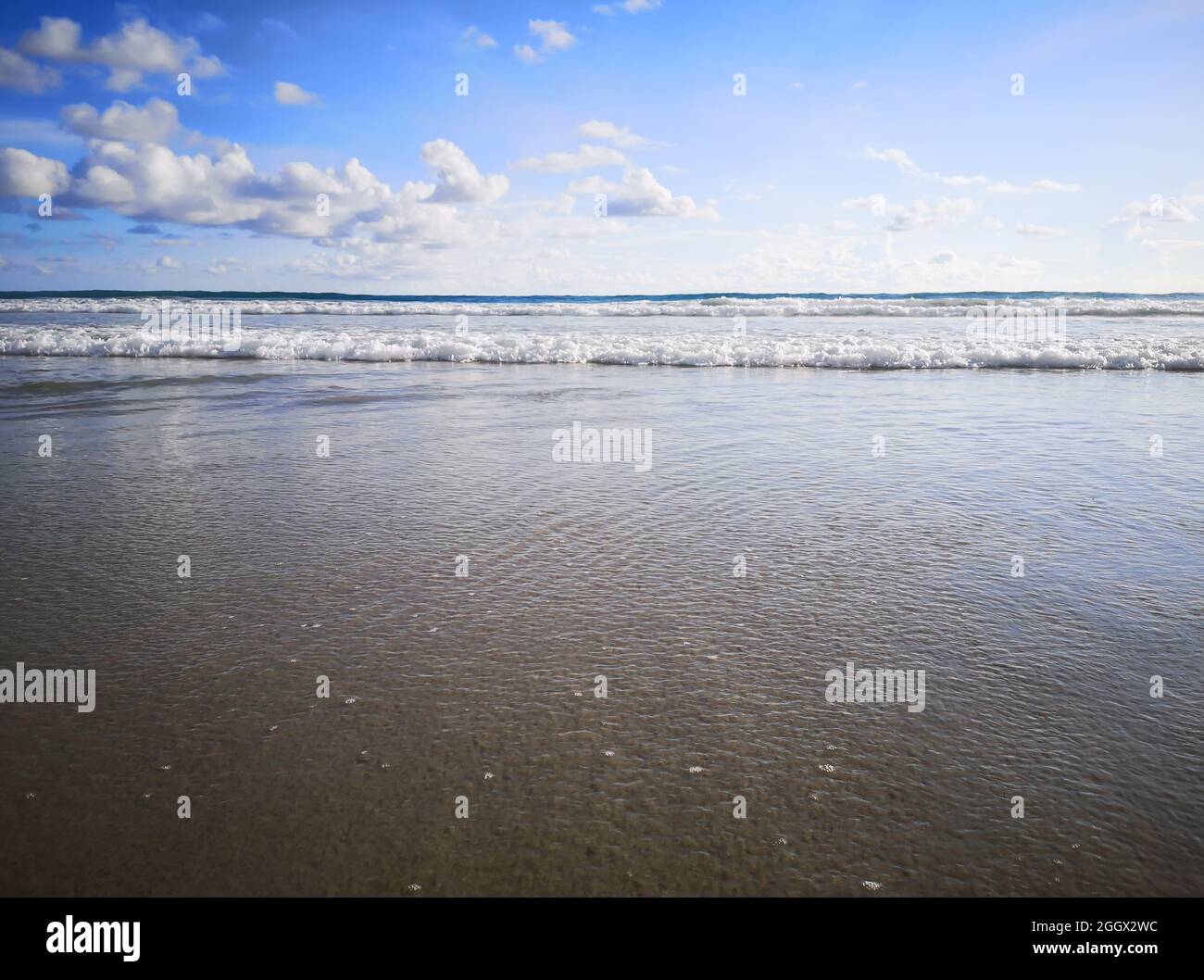 Blue sky at the beach hi-res stock photography and images - Alamy