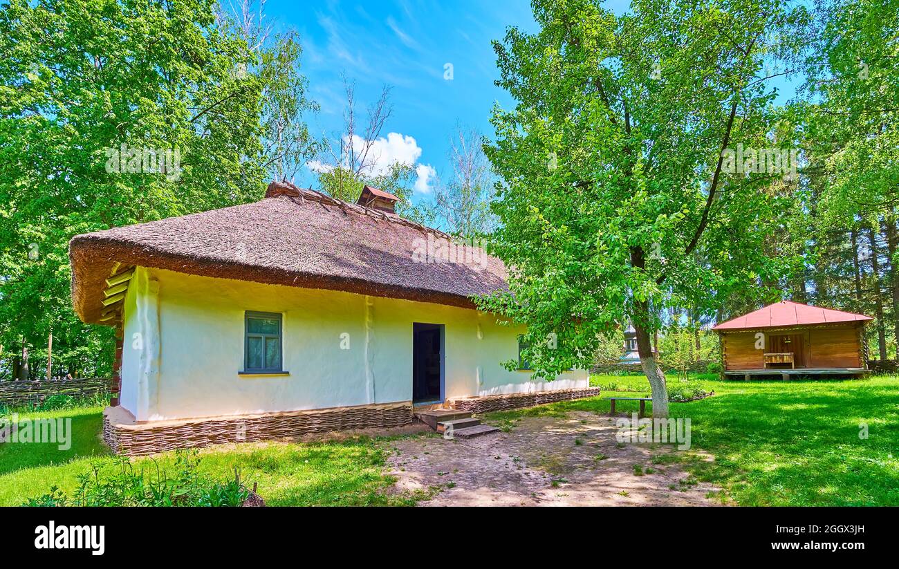 Ukrainian house with thatched roof hi-res stock photography and images ...