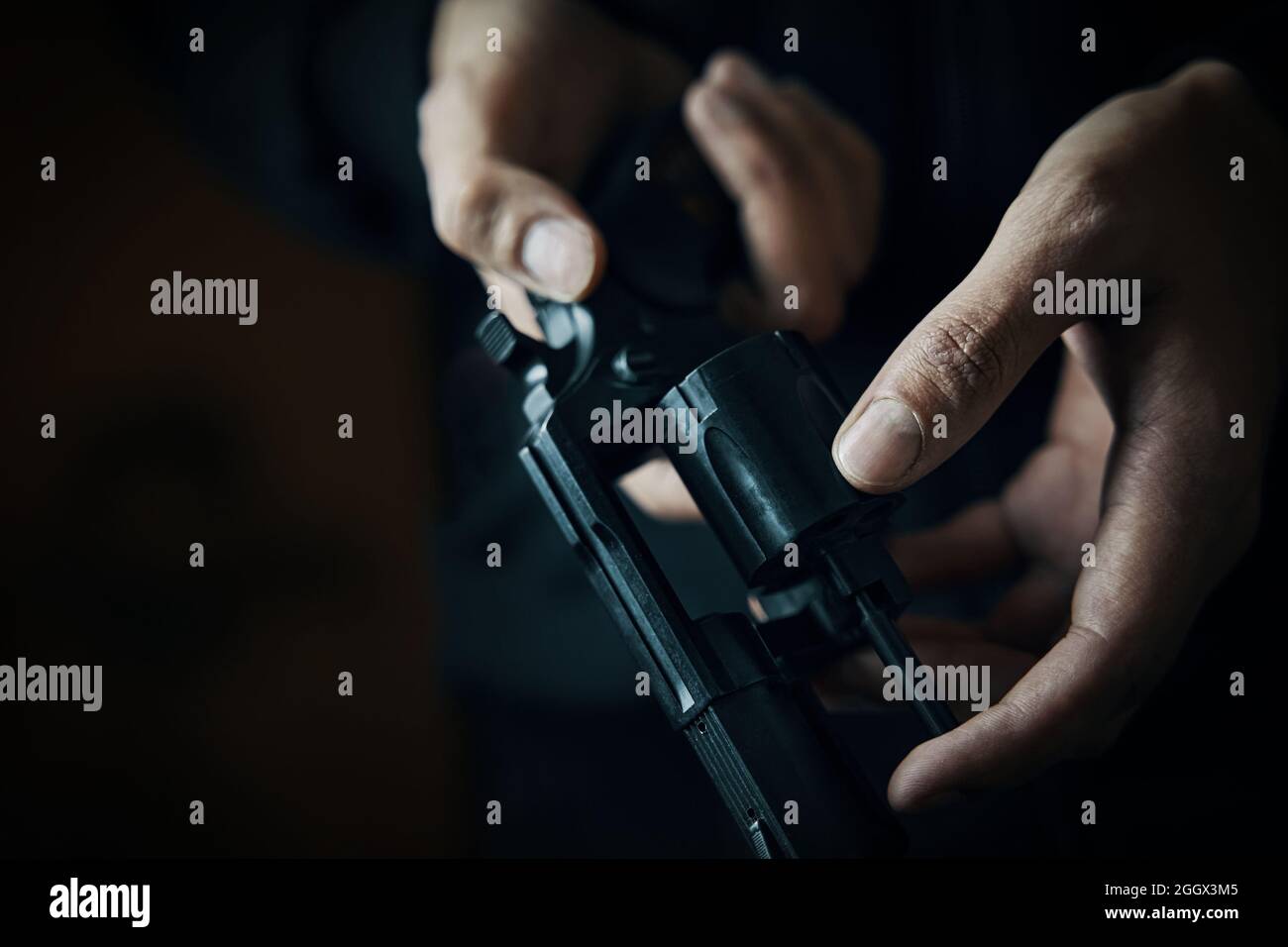 Reloading gun close-up. Men's hands check for bullets in revolver ...