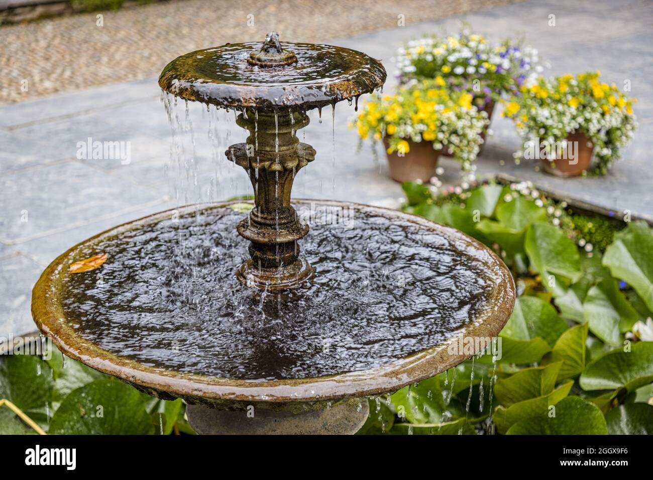 Fountain overflow hi-res stock photography and images - Alamy