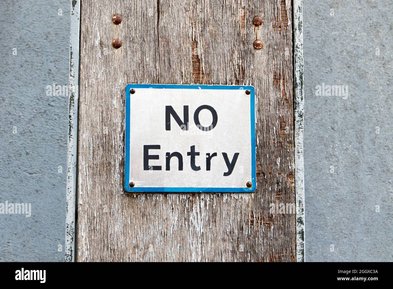 Metalic sign plate reading no entry on a wooden background Stock Photo ...