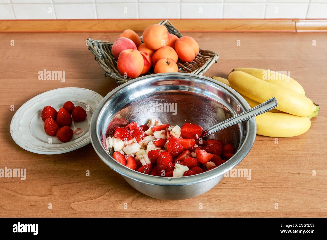 How to make ice cream dessert with fresh strawberries and bananas. Step ...