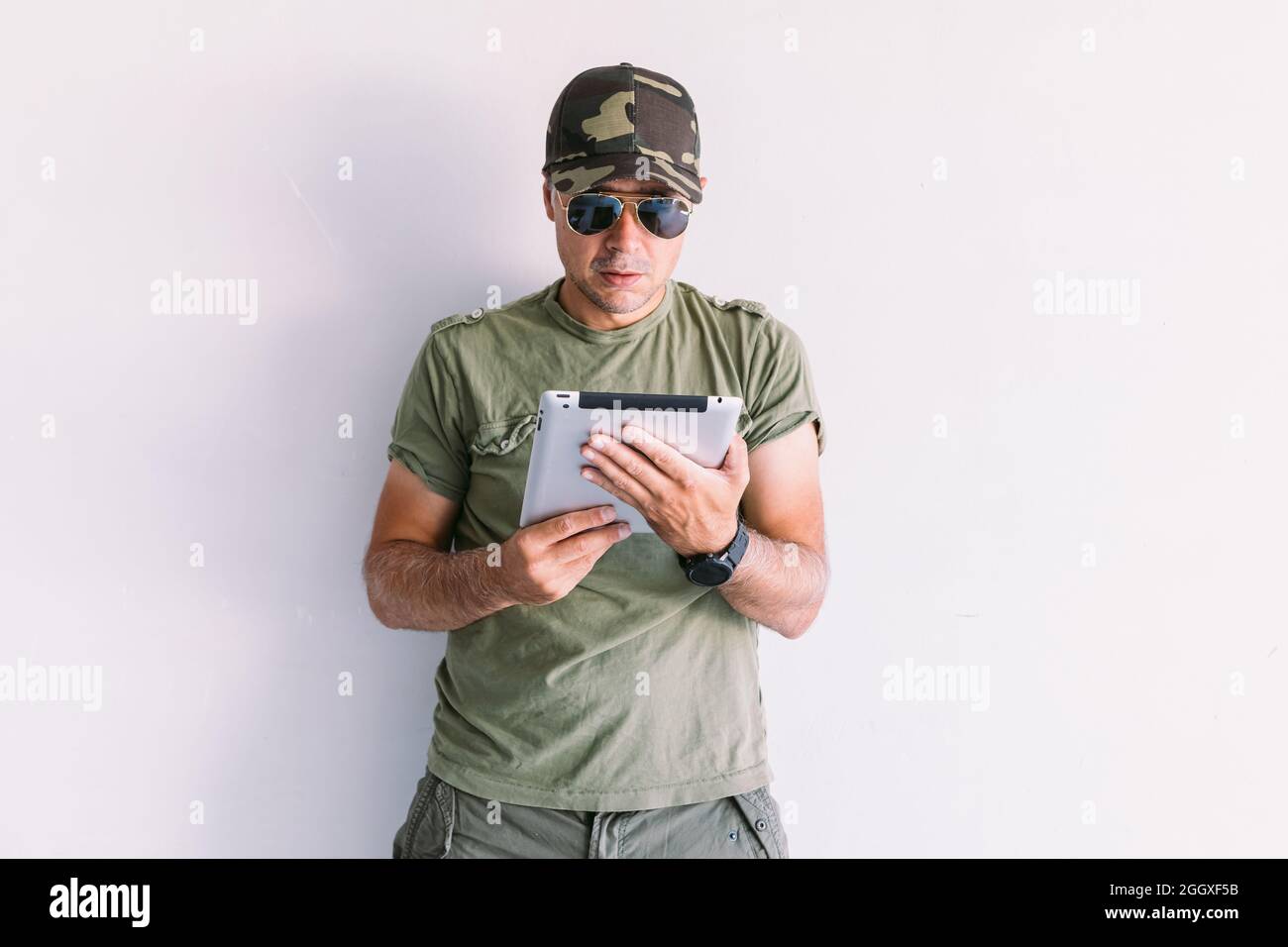 Army soldier tablet hi-res stock photography and images - Alamy