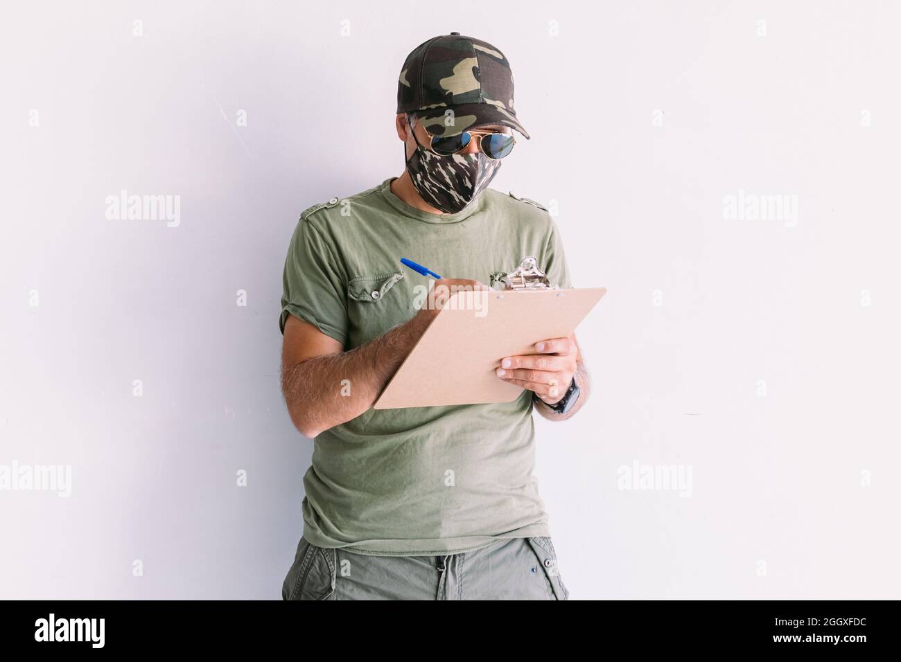 Military man writing hi-res stock photography and images - Alamy