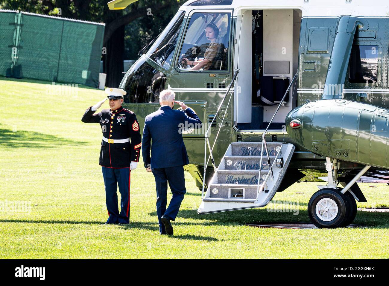 Joe biden saluting hi-res stock photography and images - Alamy