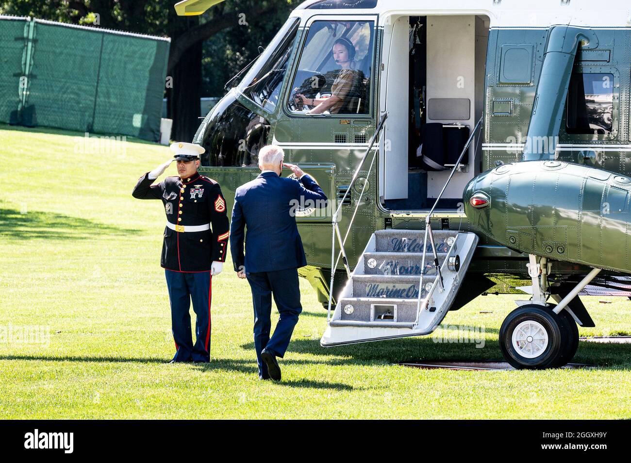 Us marine saluting hi-res stock photography and images - Alamy