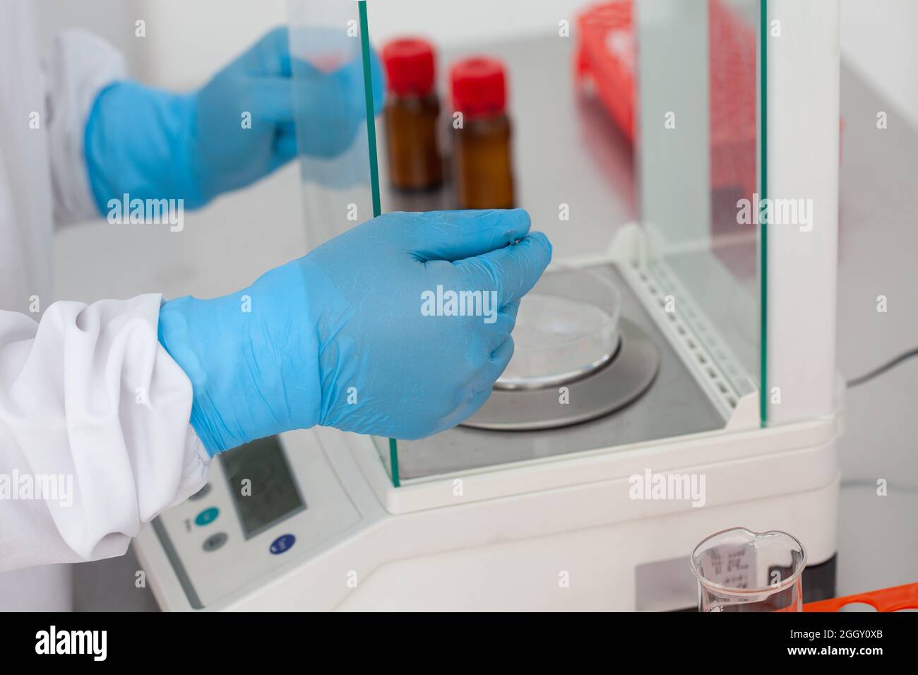 Science lab analytical balance hi-res stock photography and images - Alamy