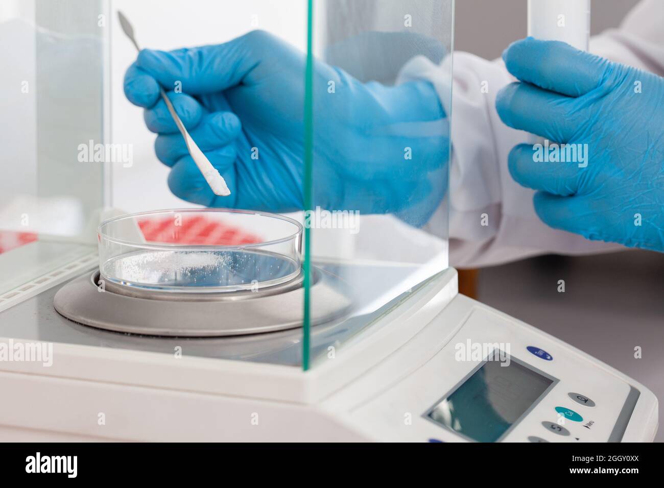 Science lab analytical balance hi-res stock photography and images - Alamy