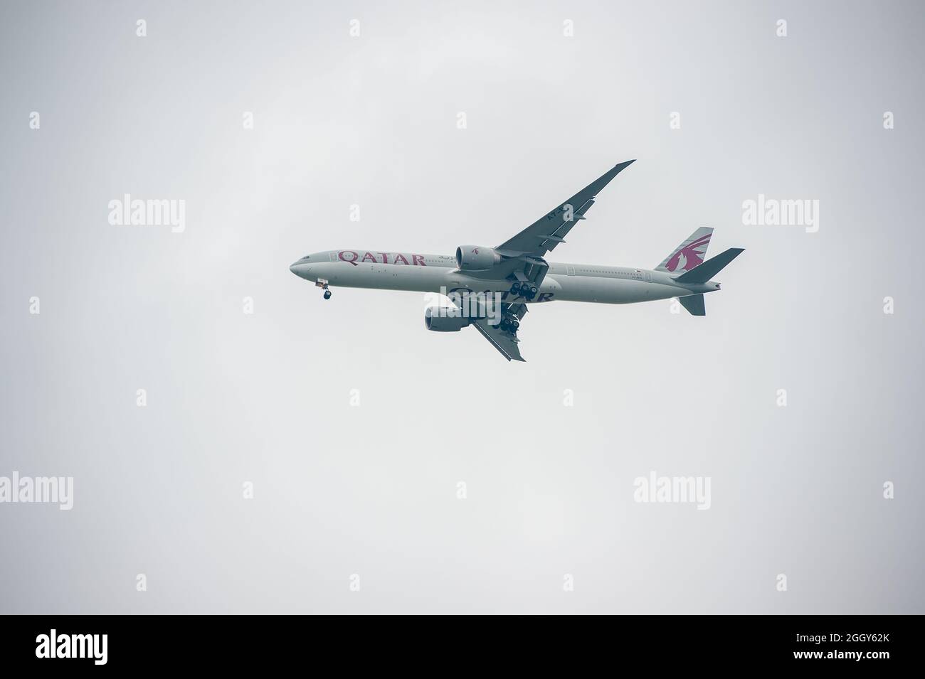 Qatar airways boeing 777 300er hi-res stock photography and images - Alamy