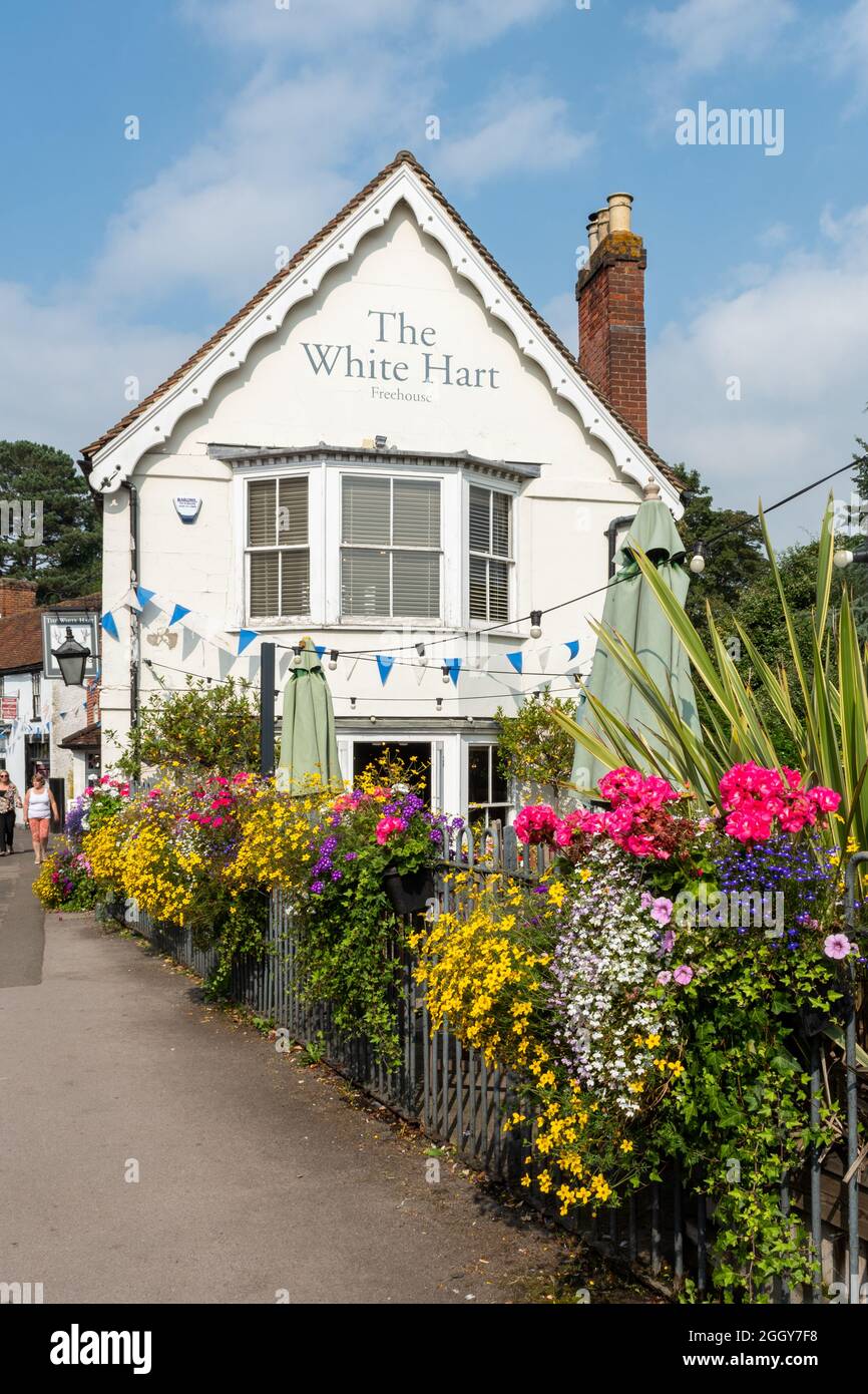 Traditional english pub flowers hi-res stock photography and images - Alamy