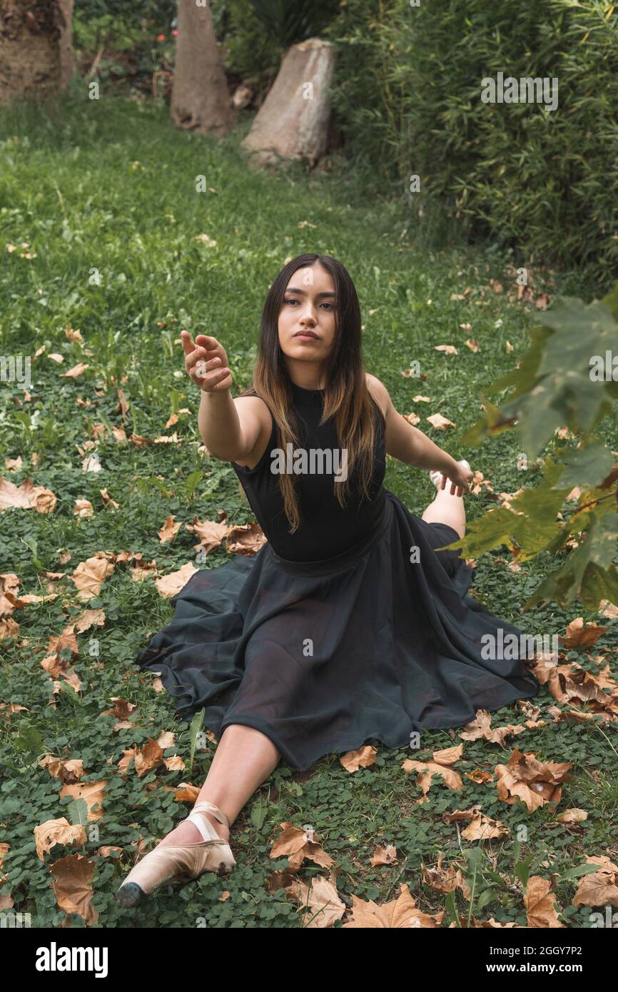 Vertical portrait of a ballet dancer in split position in a park Stock ...
