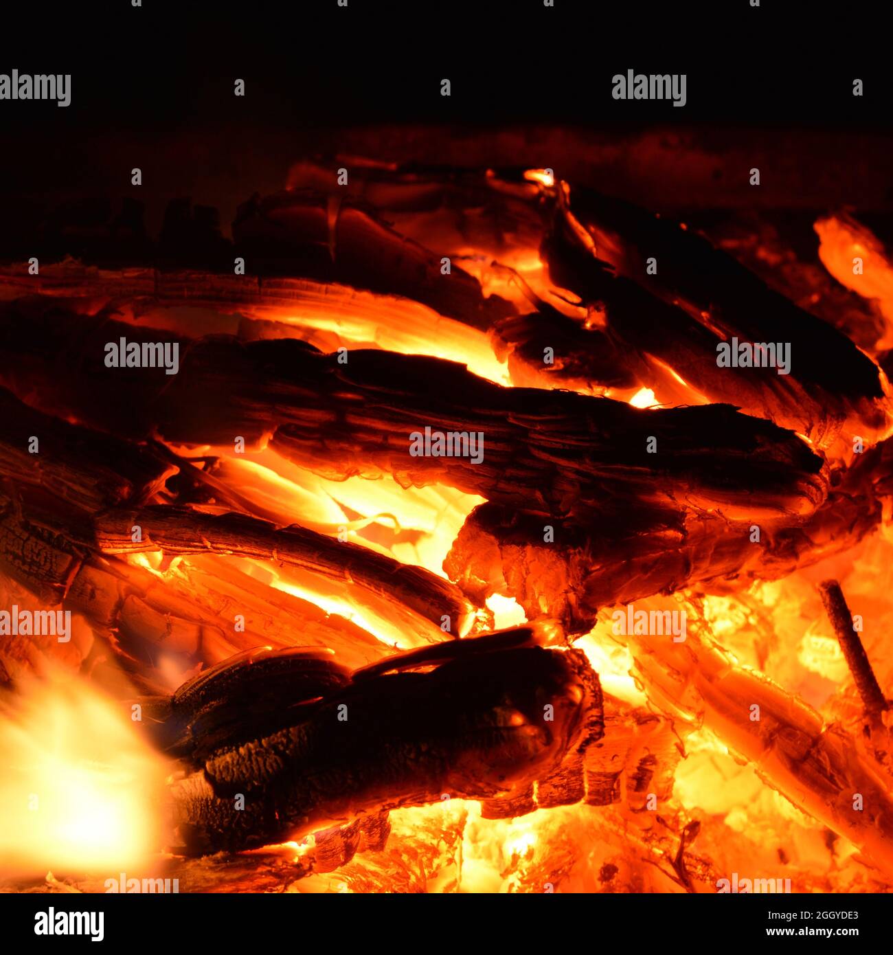 Hot coals and flames in burning campfire, wood burning Stock Photo - Alamy