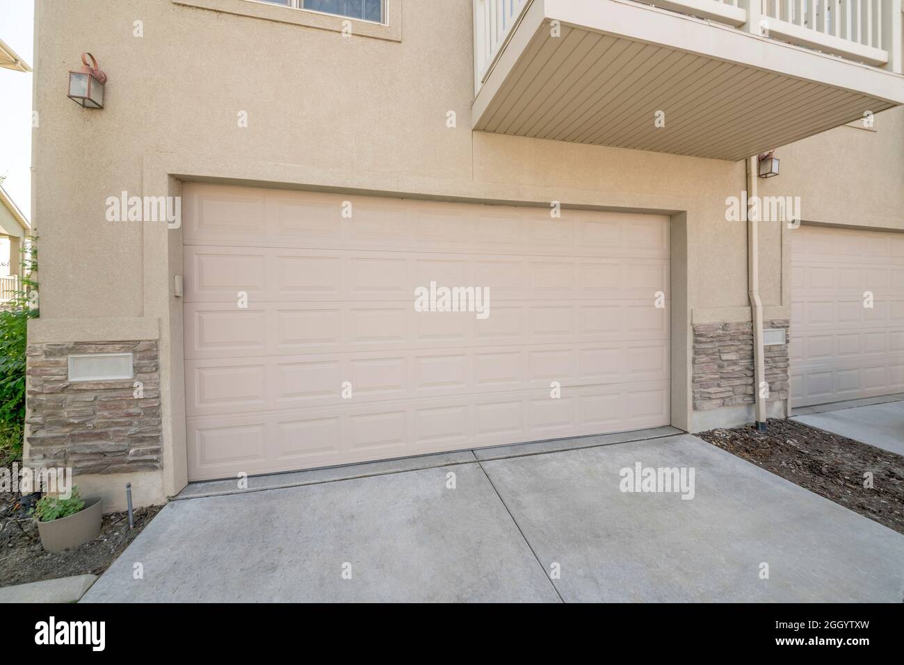 Beige garage doors hi-res stock photography and images - Alamy