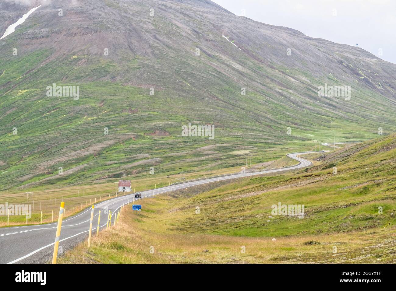 Curved mountain highway in iceland hi-res stock photography and images ...