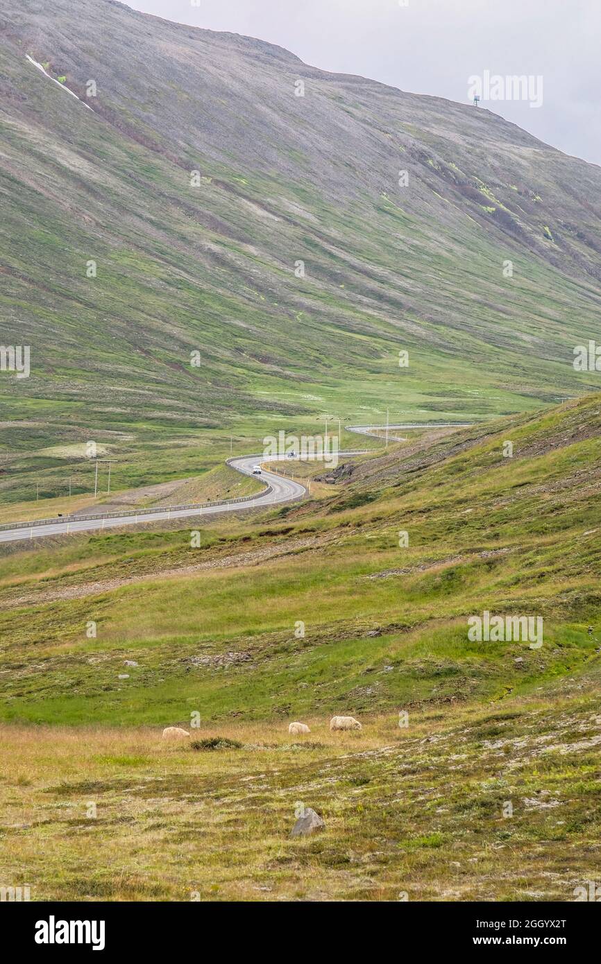 Curved mountain highway in iceland hi-res stock photography and images ...