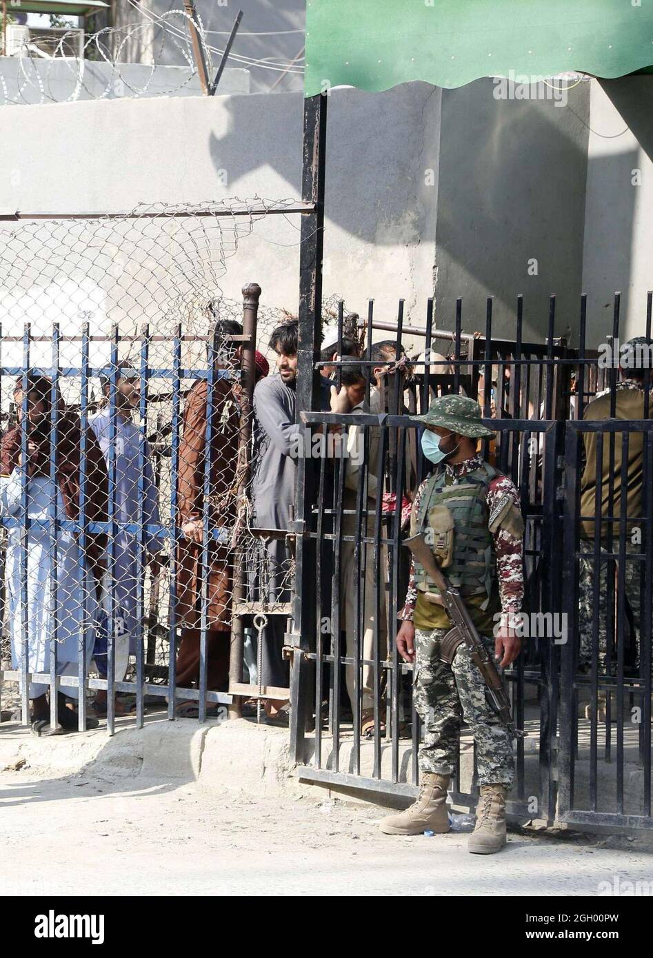 Pakistani border guard hi-res stock photography and images - Alamy