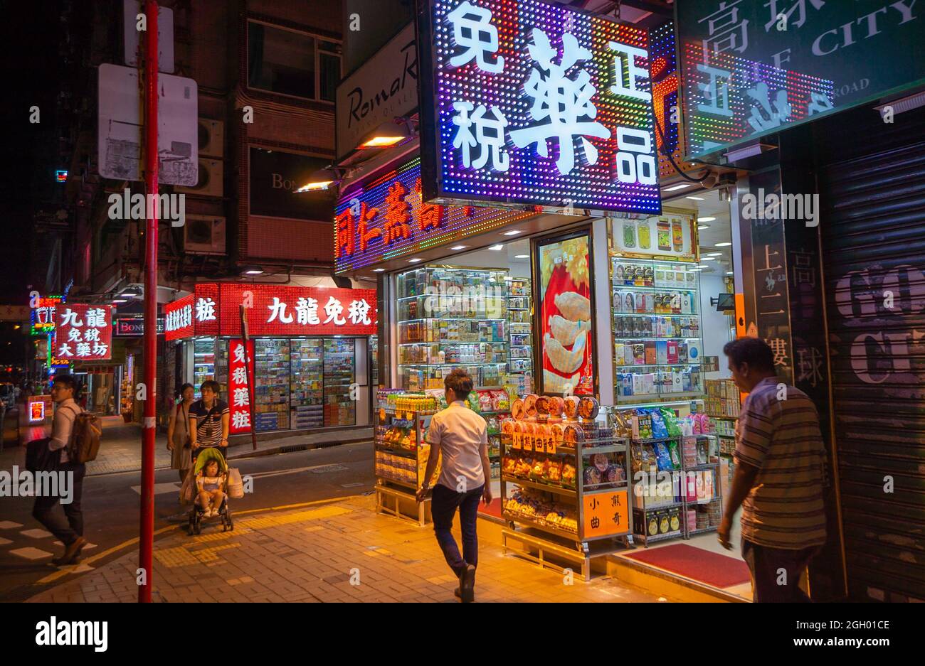 Signs with chinese characters hi-res stock photography and images - Alamy