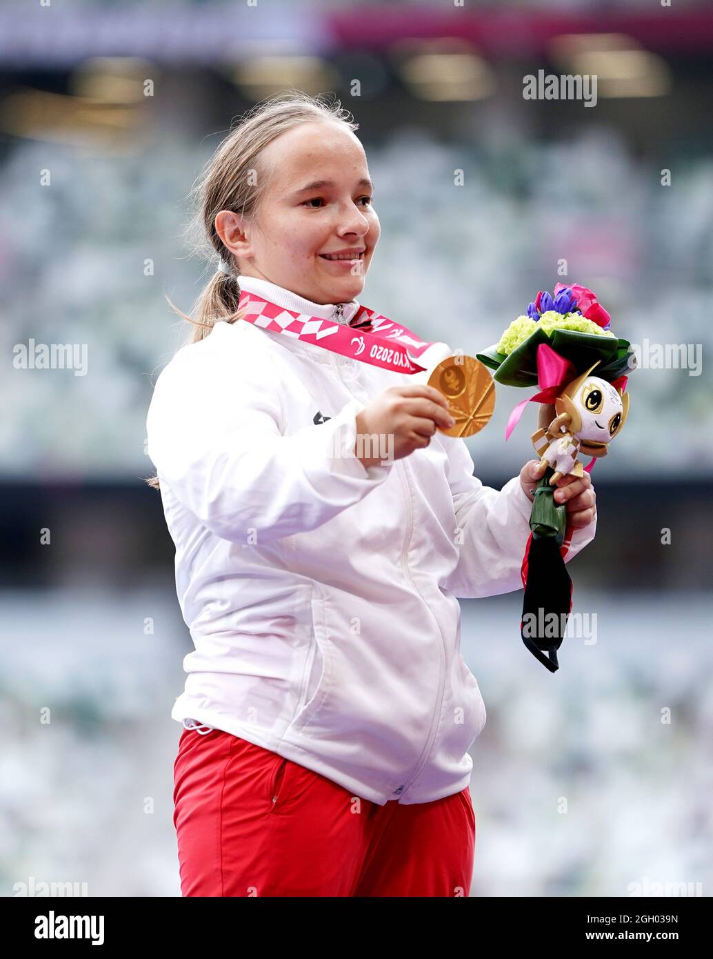 Poland's Renata Sliwinska celebrates with her gold medal after winning ...