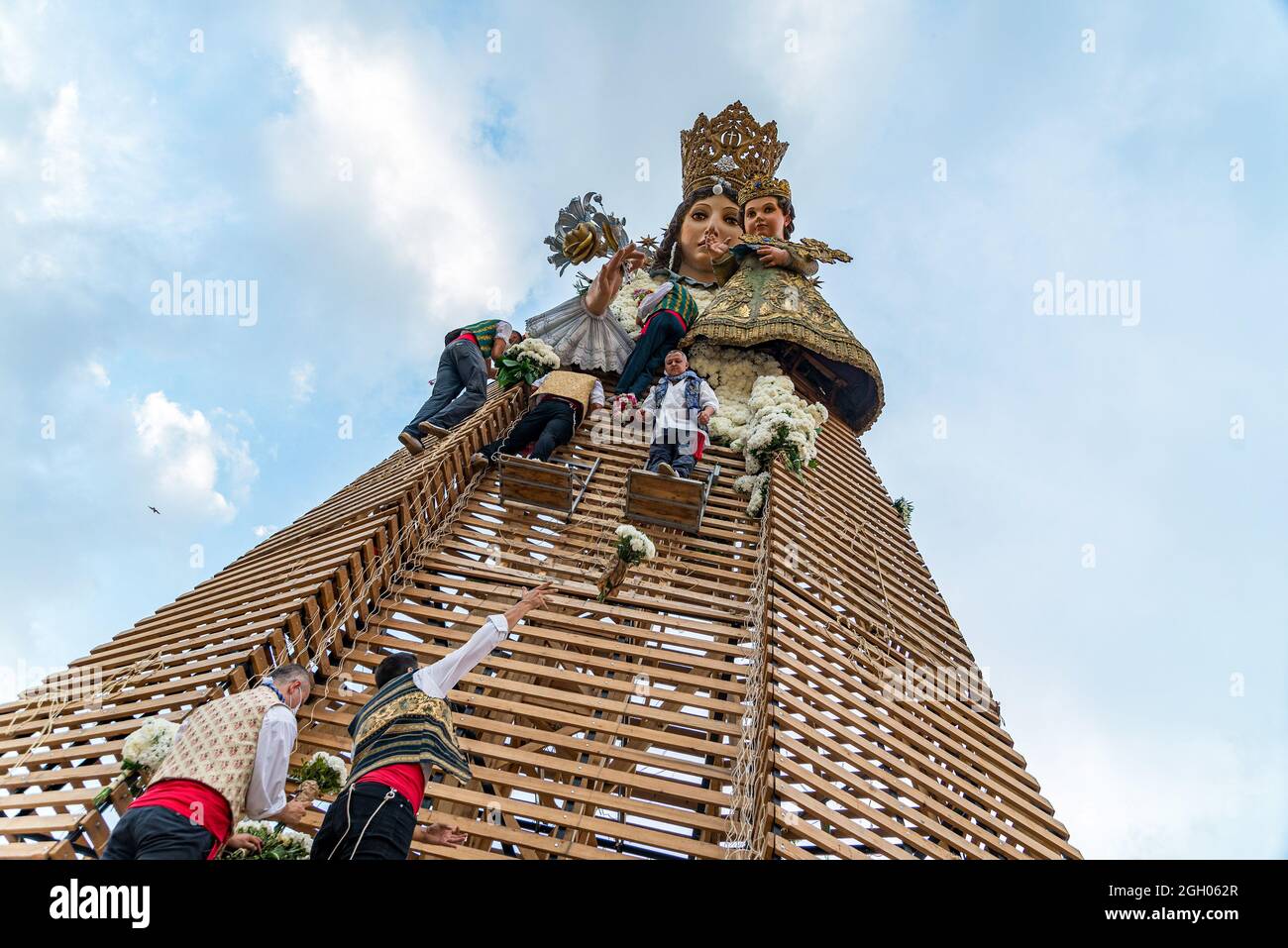 Man throwing flowers hi-res stock photography and images - Alamy