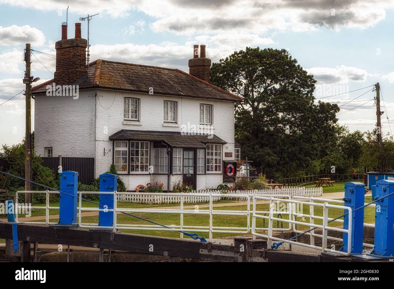 HEYBRIDGE BASIN, ESSEX, UK - AUGUST 25, 2021: Exterior view of the Lock ...
